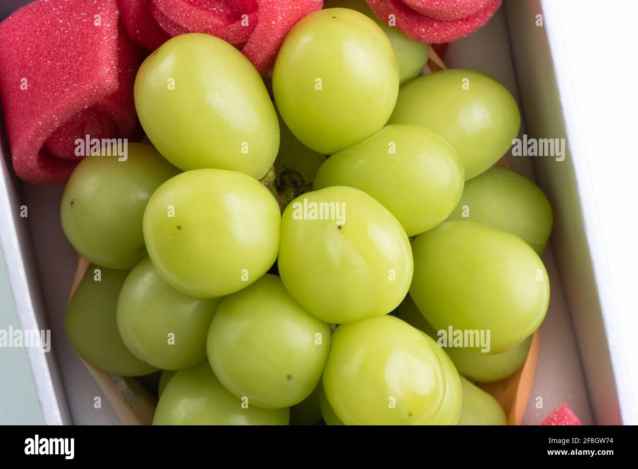 Green grape cutout hi-res stock photography and images - Alamy