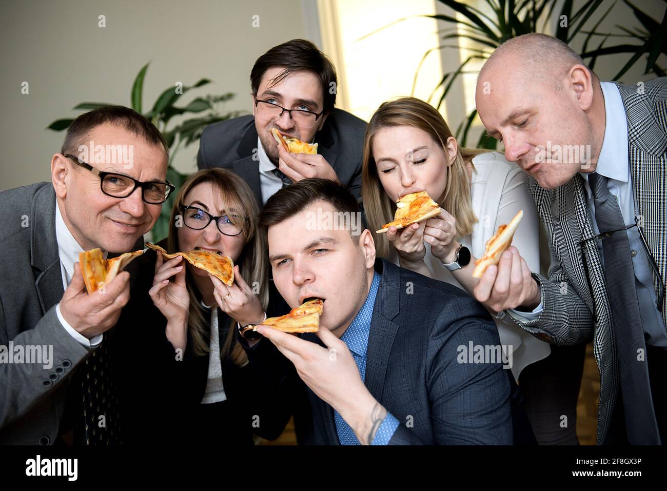 Group friends eating takeaway pizza hi-res stock photography and images ...