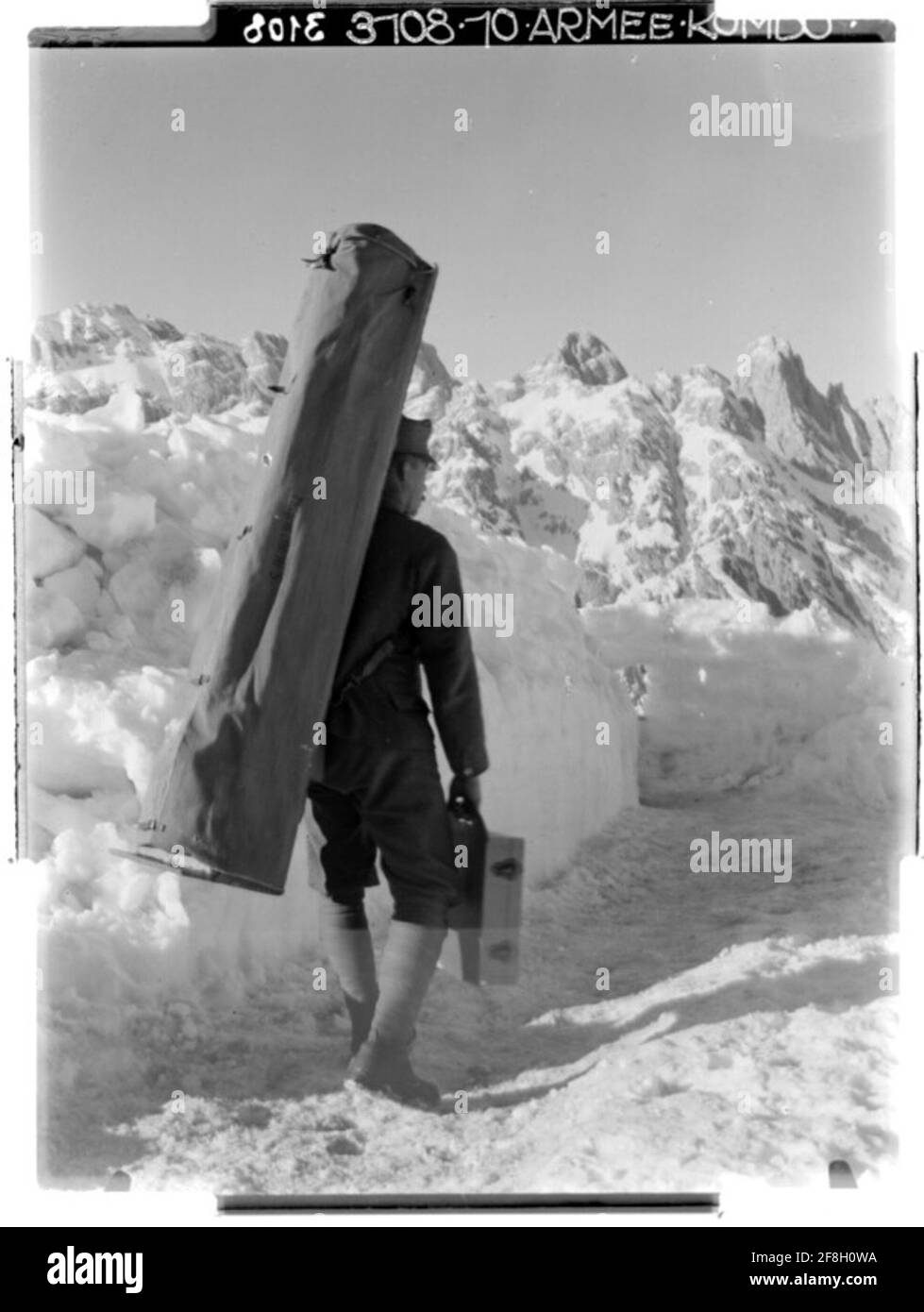 Transportation of a long-range camera. Man carrying the camera; Kleiner ...