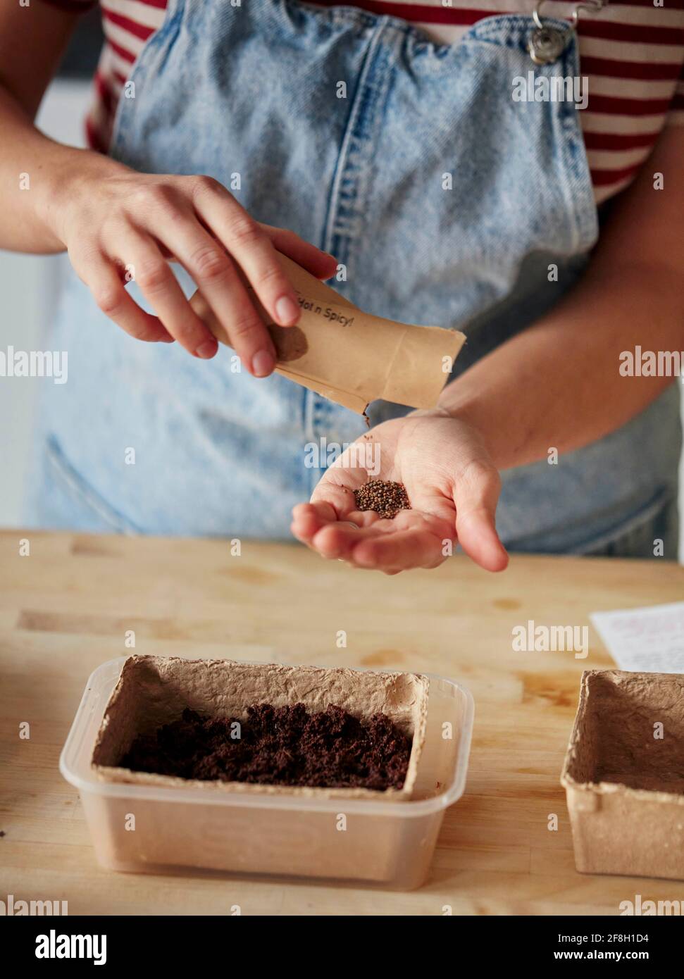 Hand packet pouring seeds hi-res stock photography and images - Alamy