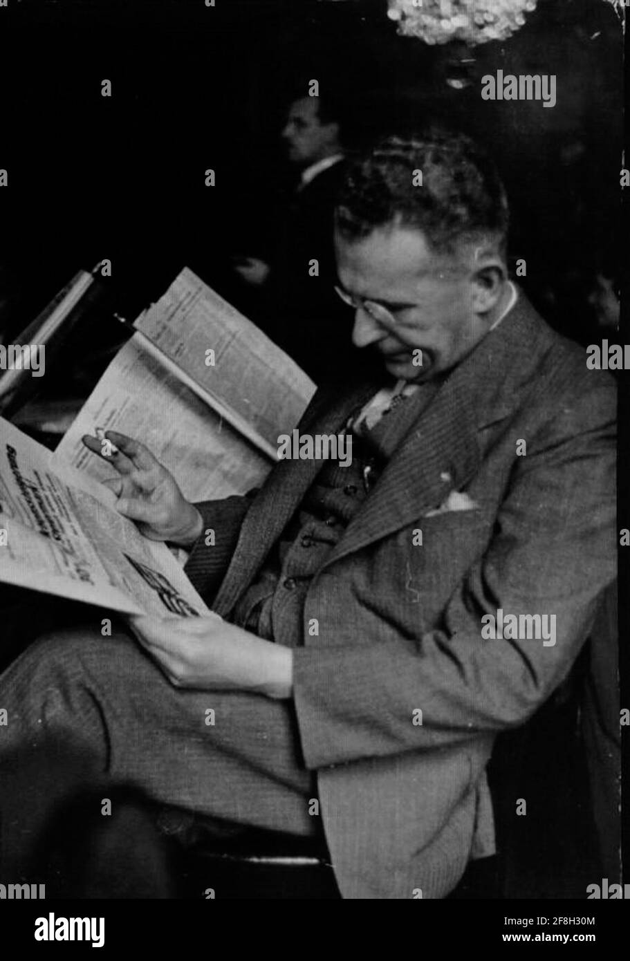 Viennese coffee house reading guest in a Viennese cafe Stock Photo - Alamy