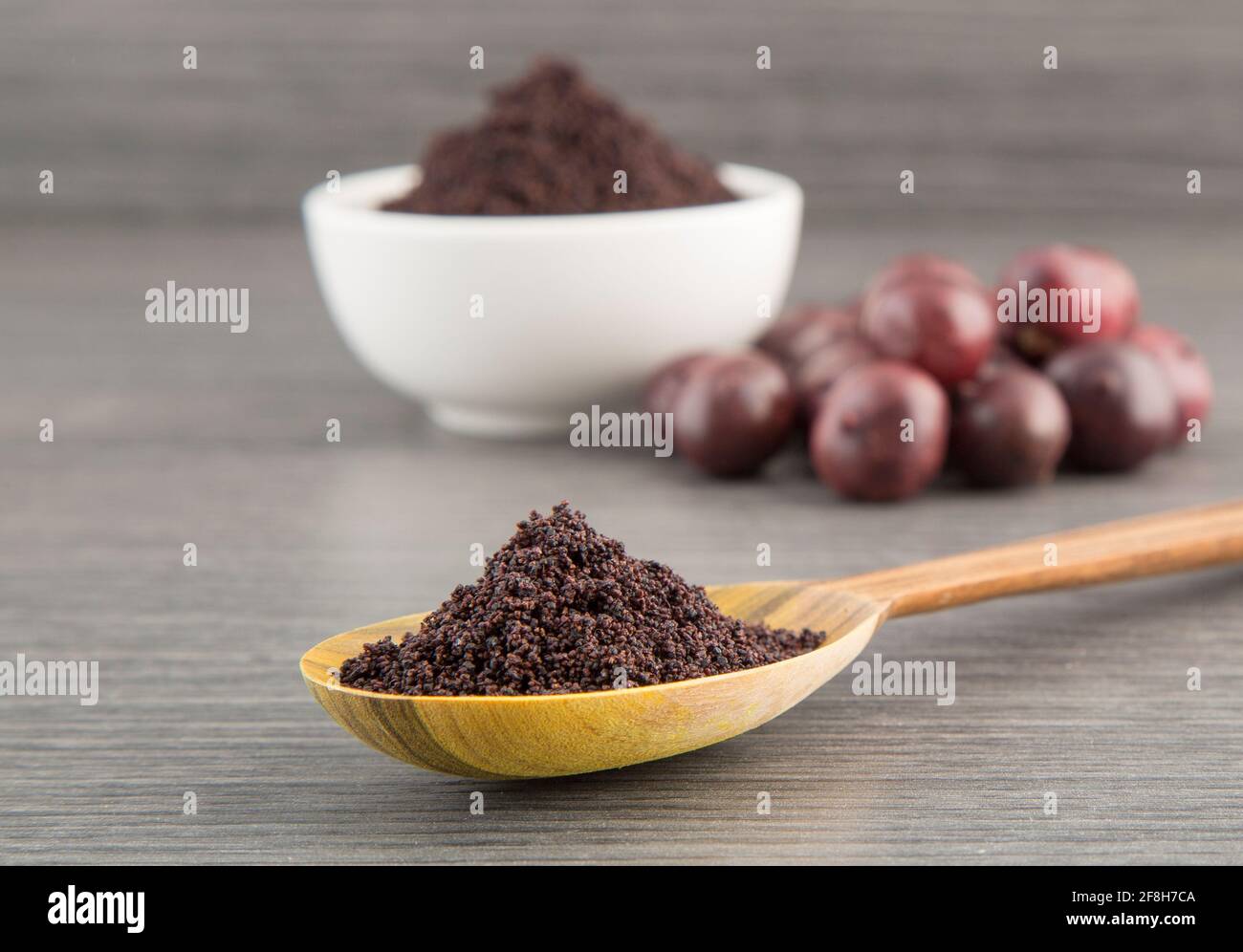 Acai berries and acai powder - Euterpe oleracea Stock Photo - Alamy
