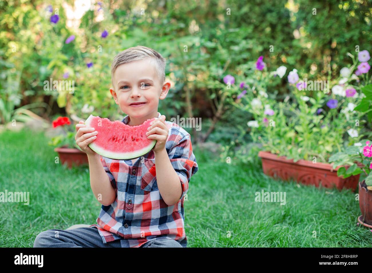 Children healthy snack outdoors hi-res stock photography and images - Alamy