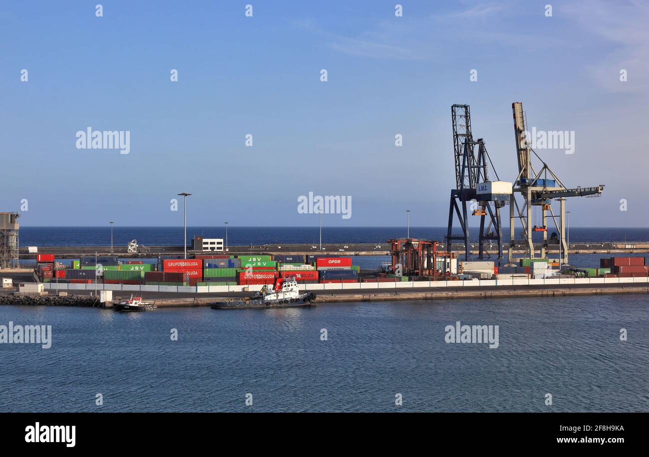 Container port of arrecife hi-res stock photography and images - Alamy
