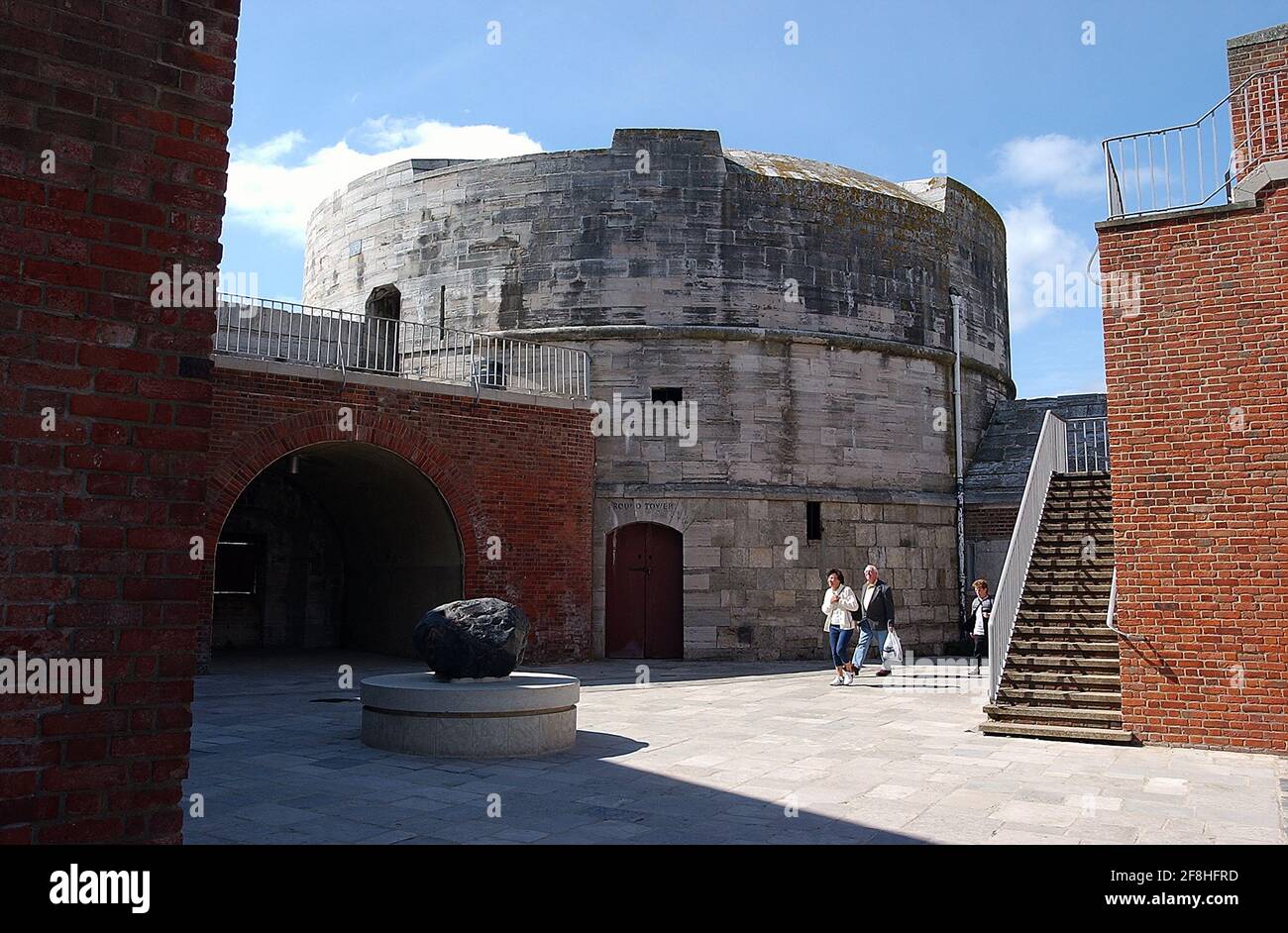 THE ROUND TOWER, OLD PORTSMOUTH. PIC MIKE WALKER, 2001 Stock Photo - Alamy