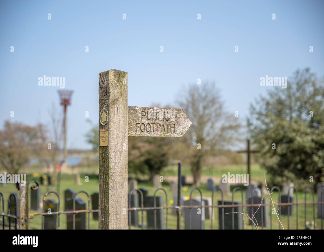 Old fashioned wooden footpath sign hi-res stock photography and images ...