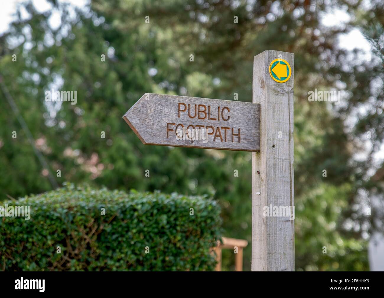 Old fashioned wooden footpath sign hi-res stock photography and images ...