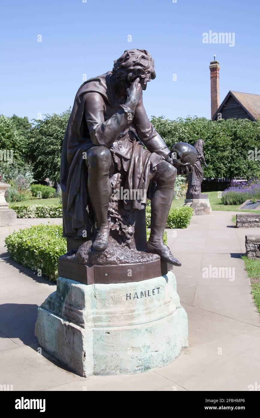Statue of hamlet hi-res stock photography and images - Alamy