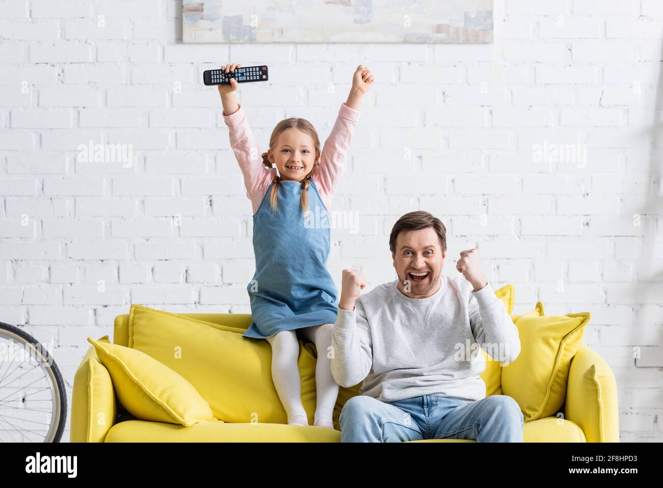 Dad daughter watch tv hi-res stock photography and images - Alamy