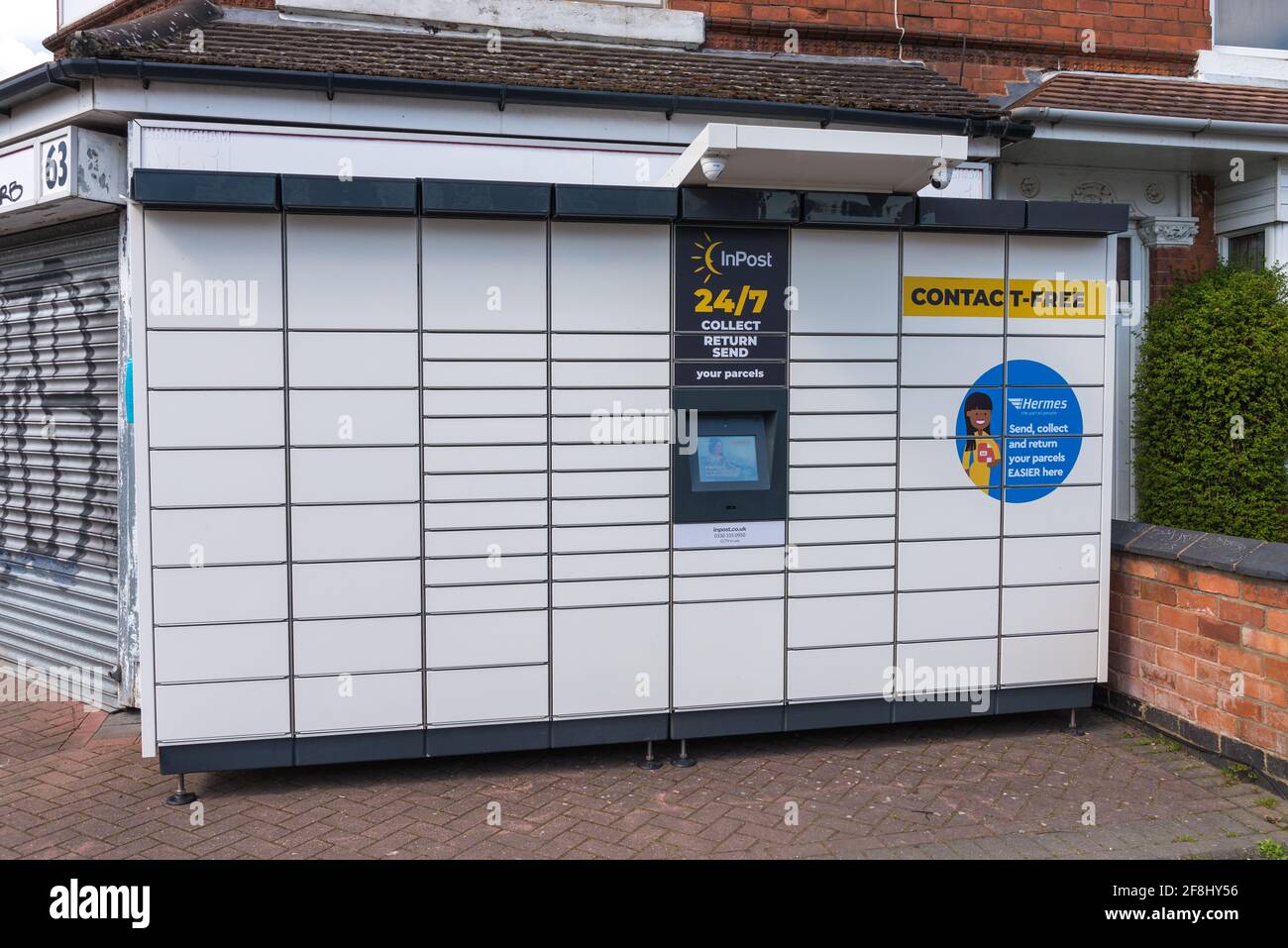 Hermes InPost contact-free unit for sending and collecting parcels ...