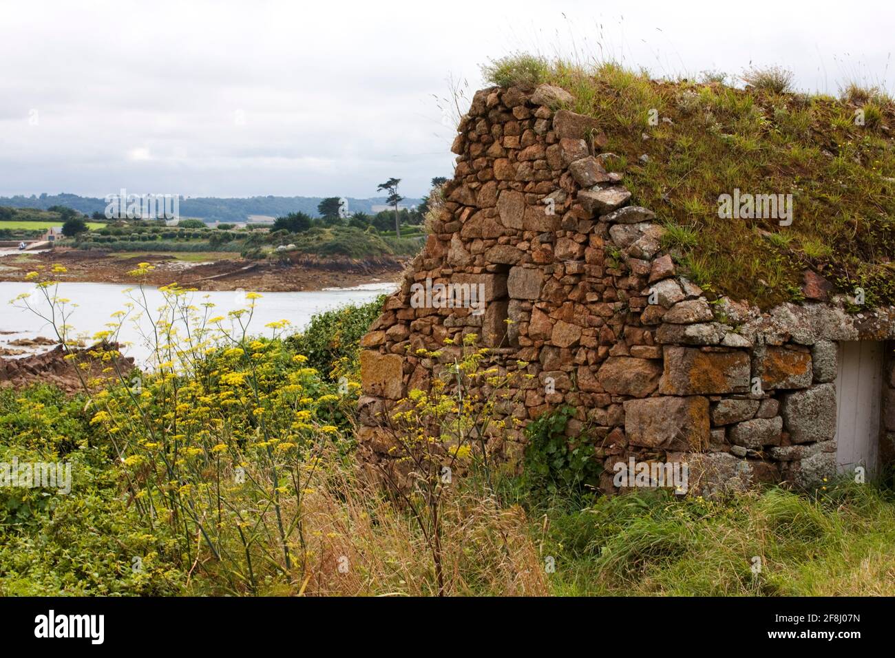 Turf roofed barn hi-res stock photography and images - Alamy