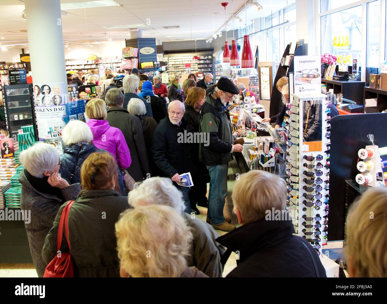 Bookstore cashier hi-res stock photography and images - Alamy