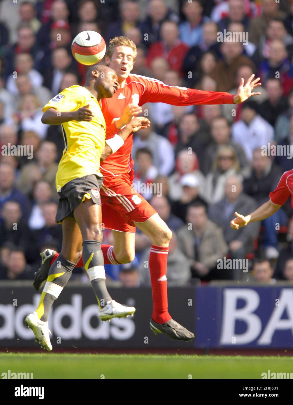 Peter Crouch and defender William Gallas fight for the ball Stock Photo ...
