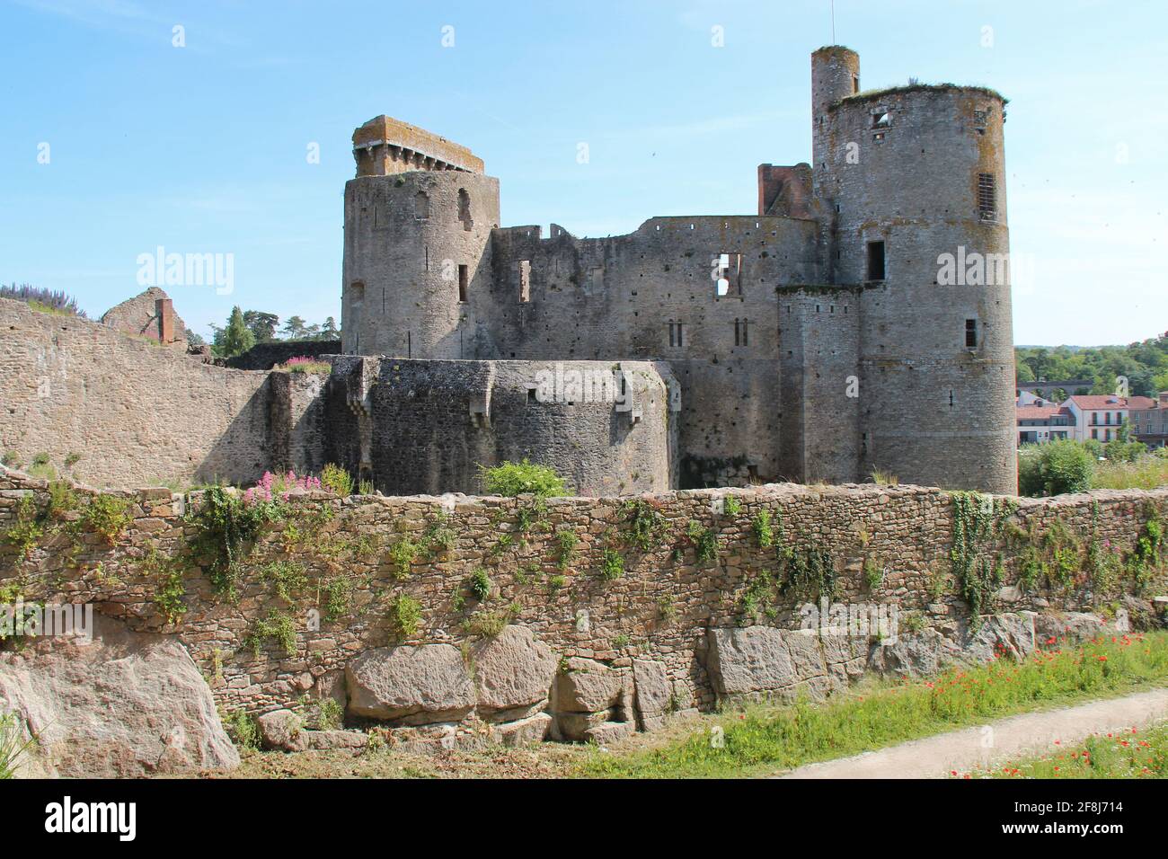 ruined medieval castle in clisson in france Stock Photo - Alamy