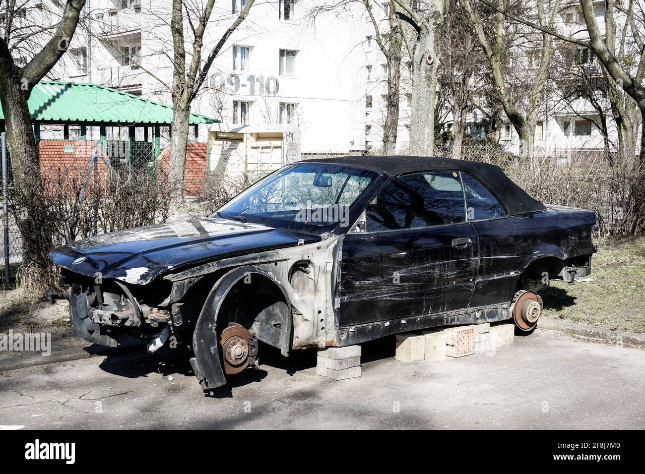 Car without wheels hi-res stock photography and images - Alamy