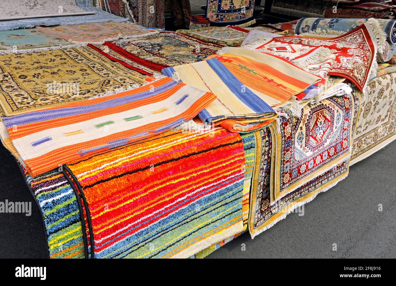 market stall selling many oriental and kilim rugs Stock Photo - Alamy