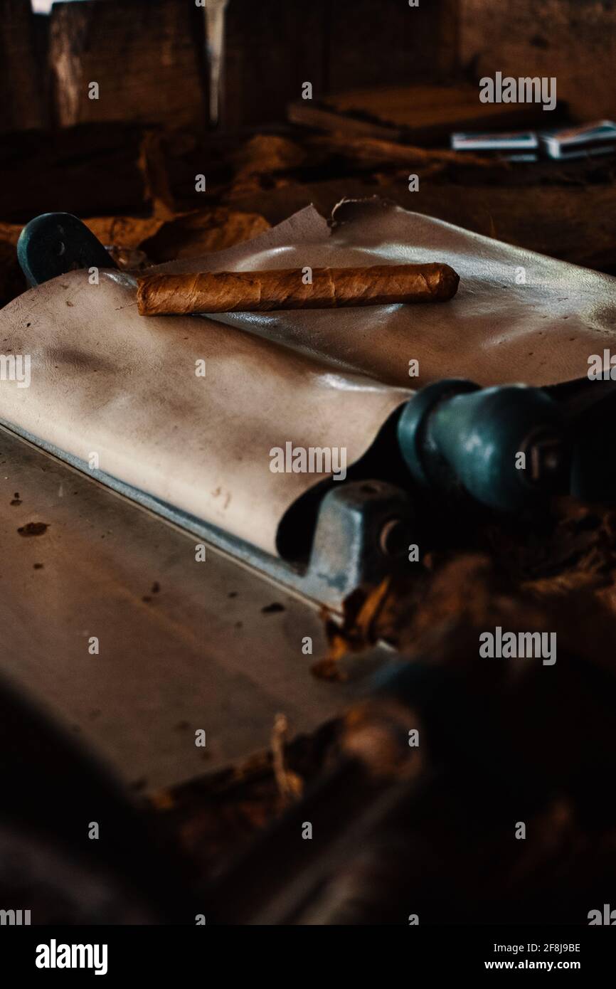 Sigar hi-res stock photography and images - Alamy