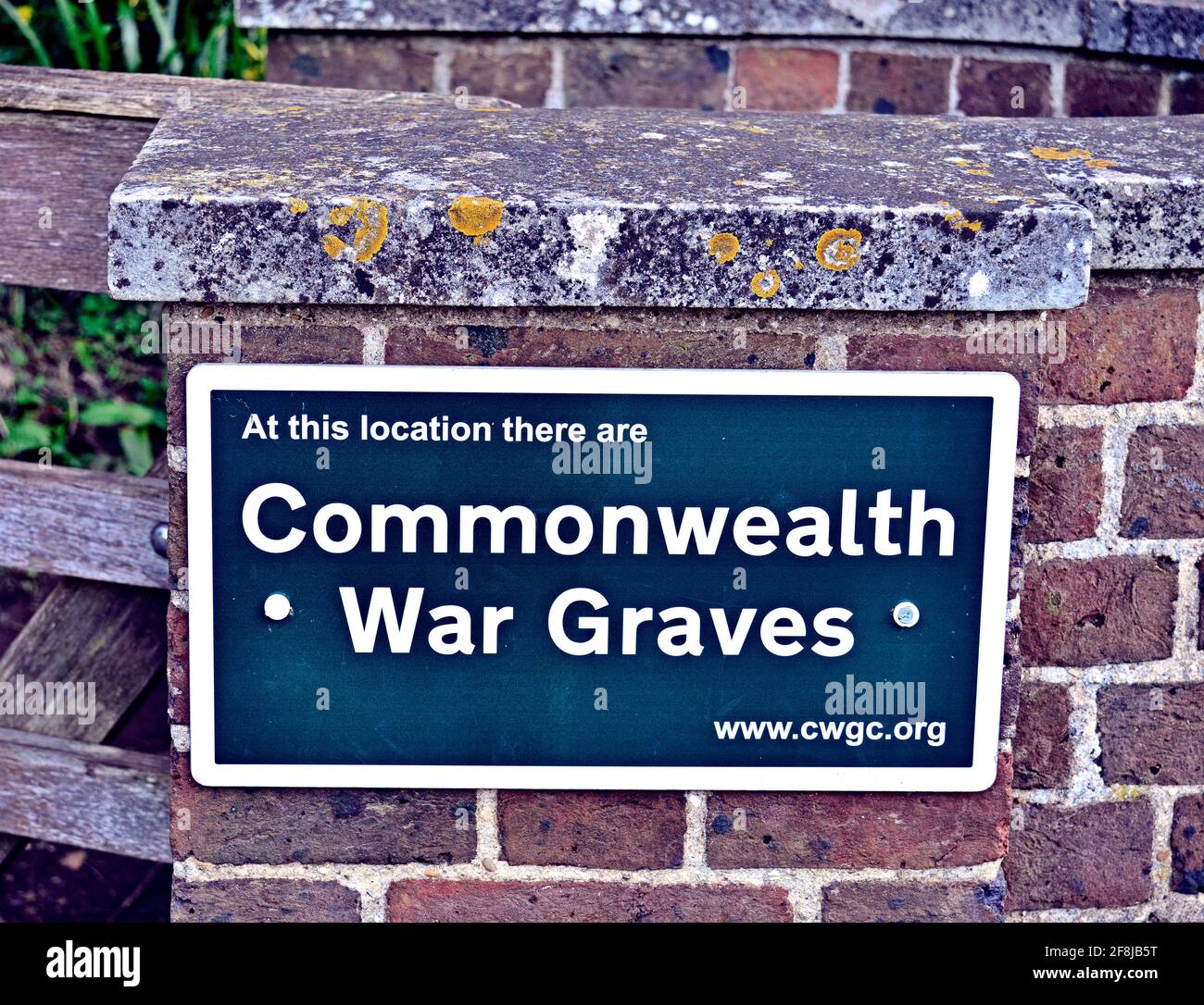 Commonwealth war graves sign Stock Photo - Alamy