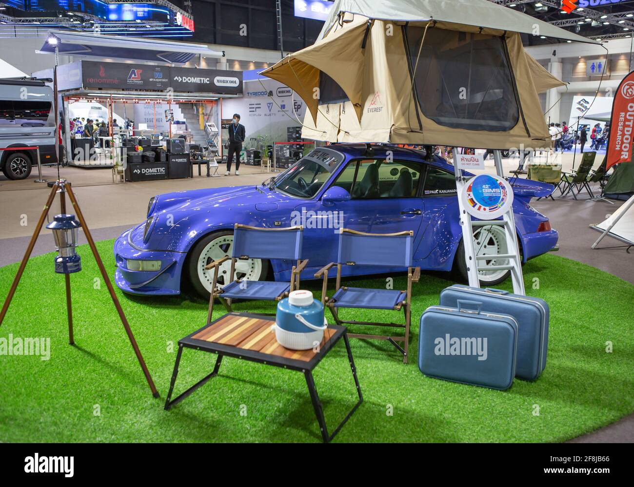 Camp equipped blue tent hi-res stock photography and images - Alamy