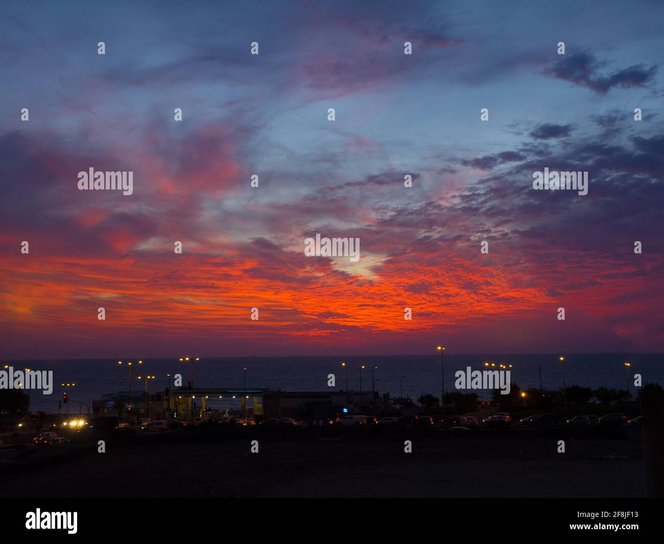 Red sun haze hi-res stock photography and images - Alamy