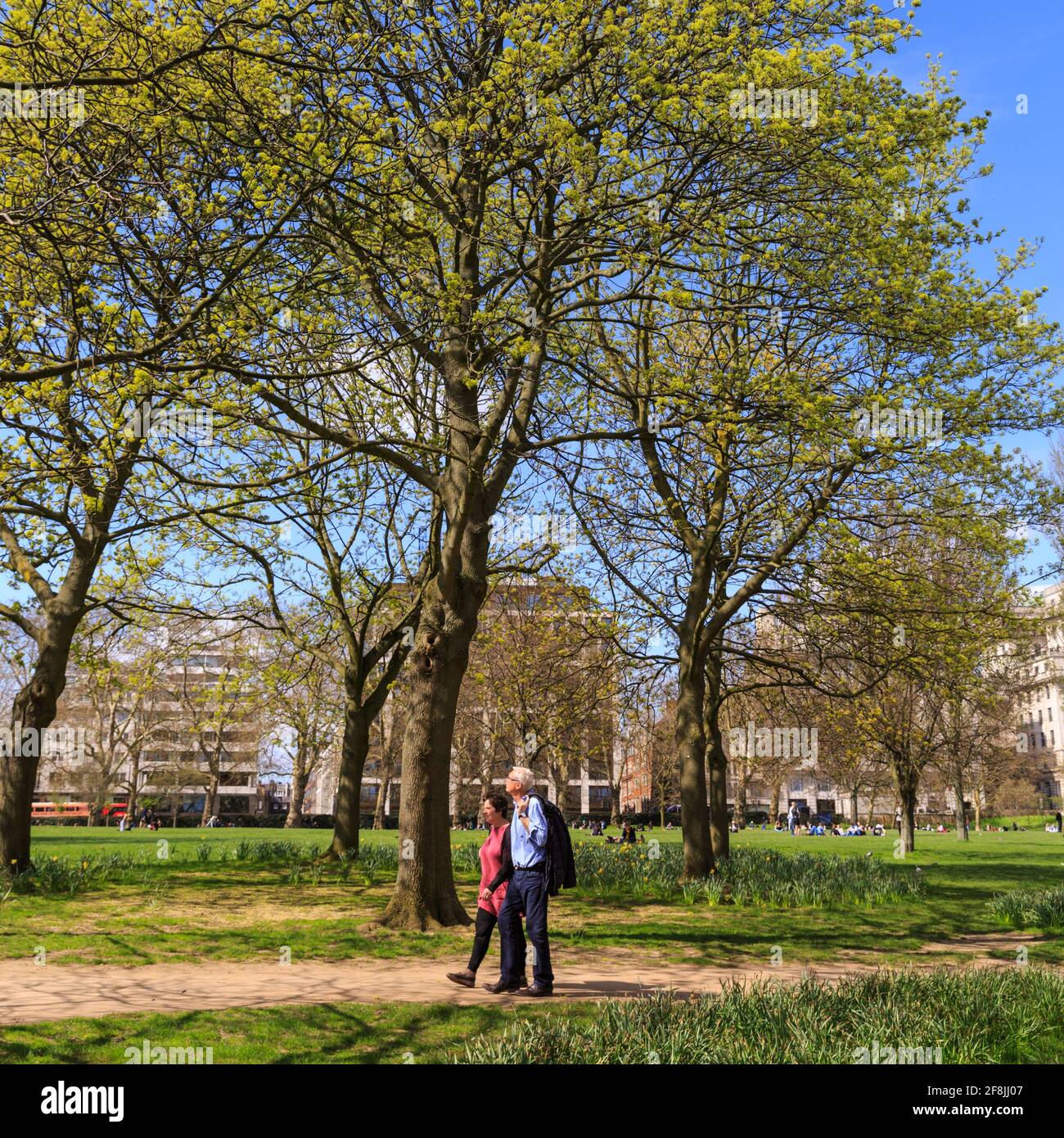 Londoners in green spaces hi-res stock photography and images - Alamy
