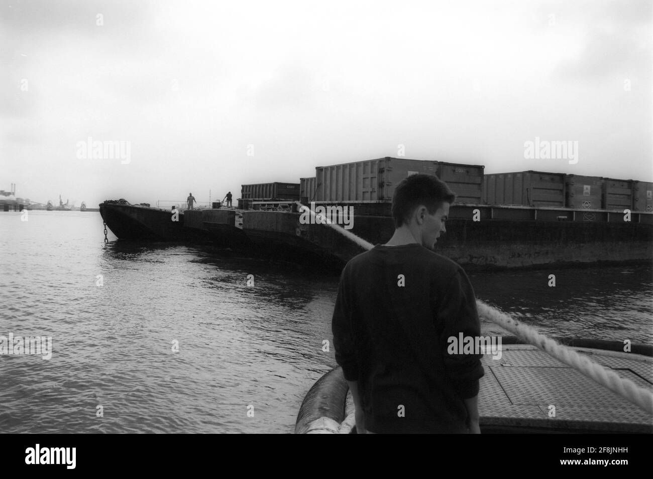 Lightermen of the River Thames securing the barges with ropes Stock ...