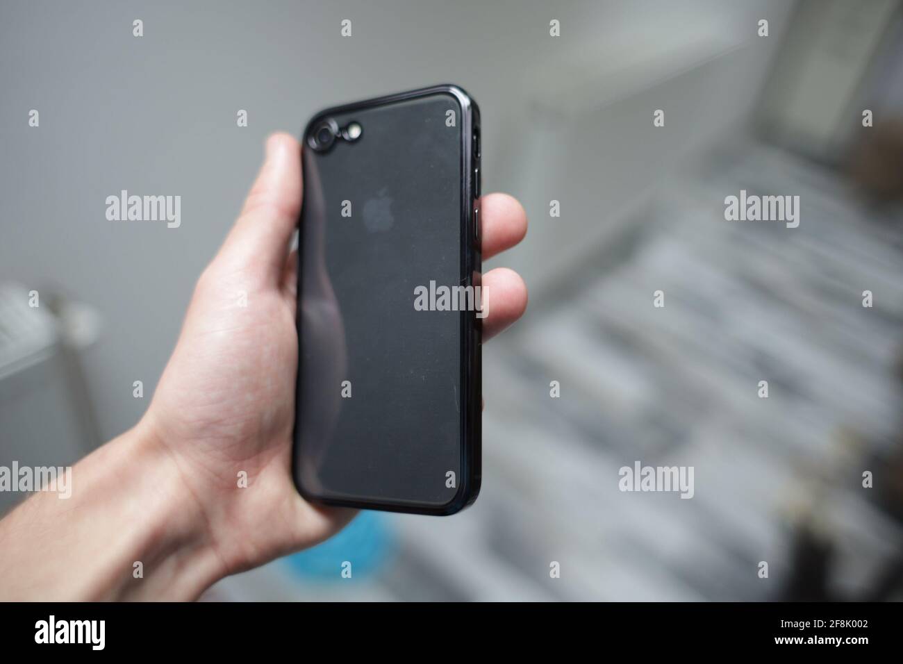 Hand holding iphone 8 man hi-res stock photography and images - Alamy