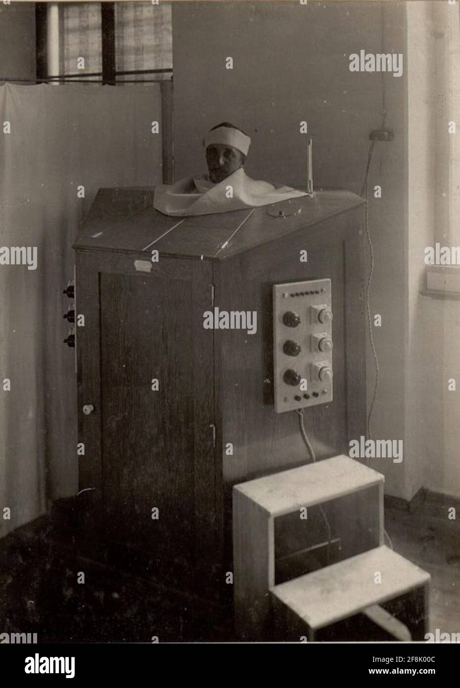 Electric glow light bath in the Red Cross Hospital in Villach Stock ...