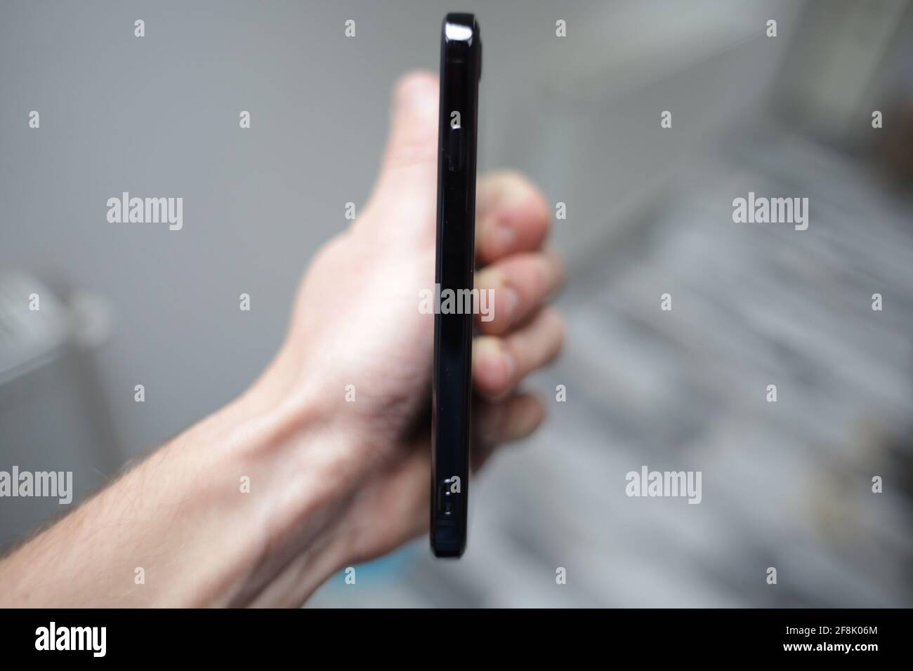 Hand holding iphone 8 man hi-res stock photography and images - Alamy