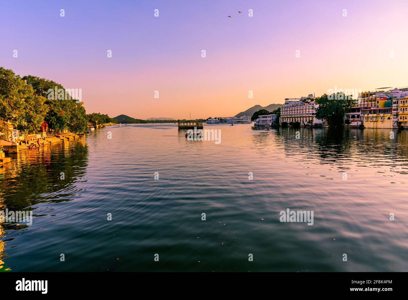 Panoramic sunset view of Udaipur city at Lake Pichola from Ambrai Ghat ...