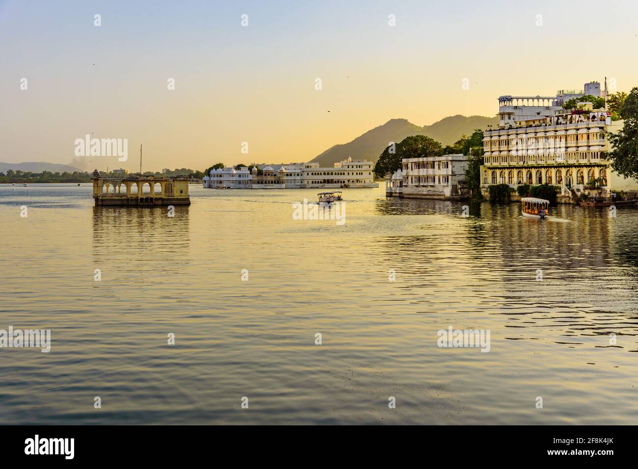 Panoramic sunset view of Udaipur city at Lake Pichola from Ambrai Ghat ...