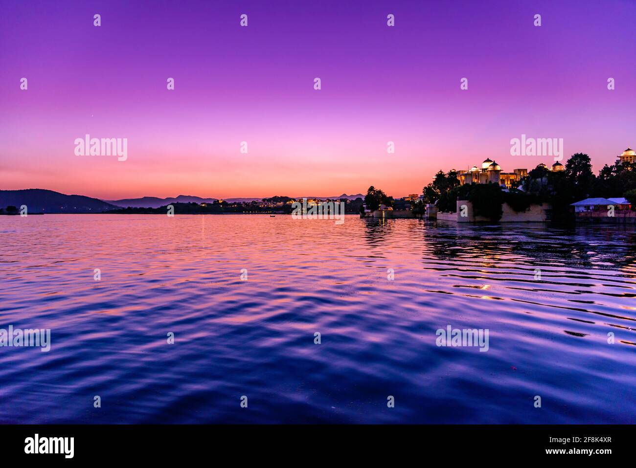 Sunset view at Lake Pichola from Ambrai Ghat at Udaipur, Rajasthan ...
