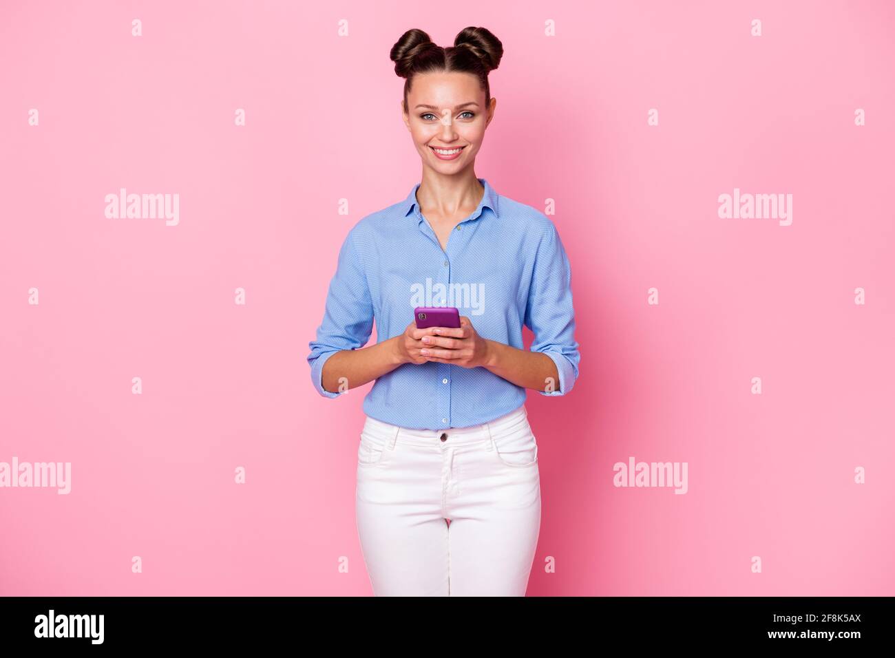 Back view photo portrait of female influencer holding mobile phone ...