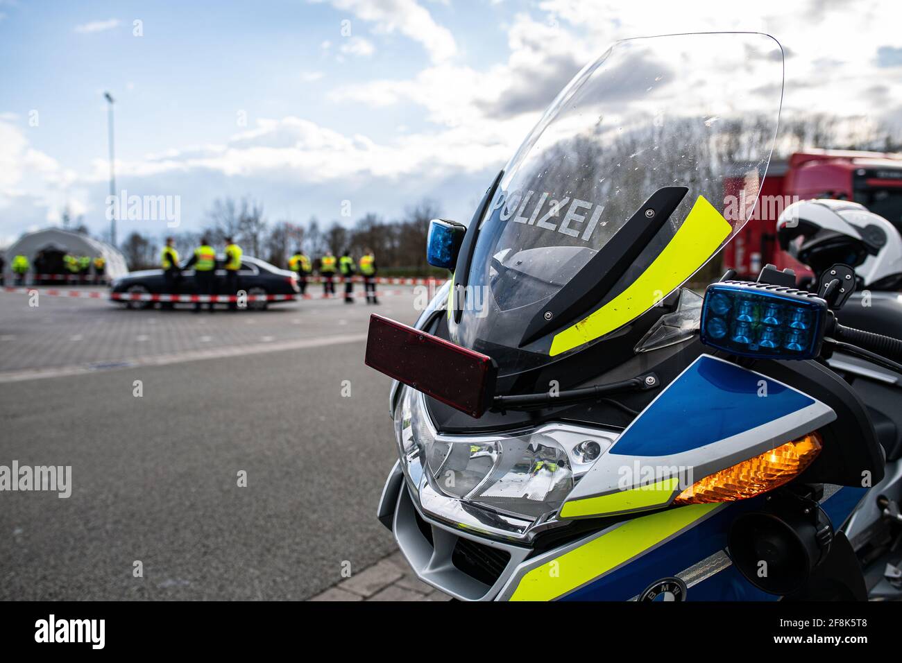 Bad Bentheim, Germany. 14th Apr, 2021. Federal police officers stand ...