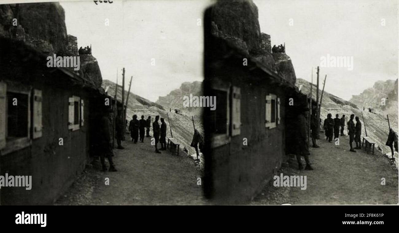 Viewpoint Zinnenstateau: At the foot of the tobling node with shelters ...