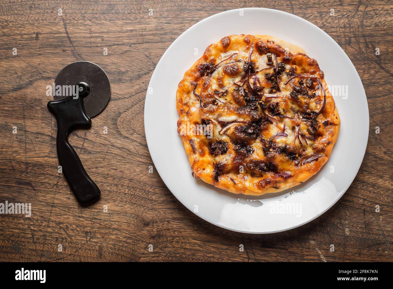 Chef cuts freshly prepared pizza slices Stock Photo - Alamy