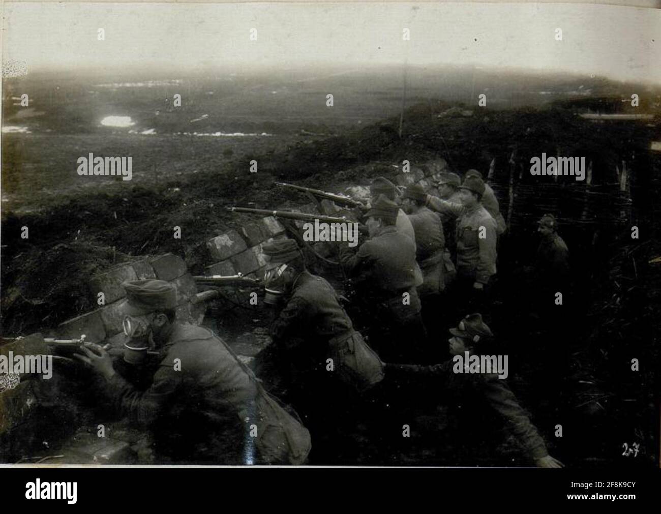 Soldiers gas masks wwi hi-res stock photography and images - Alamy