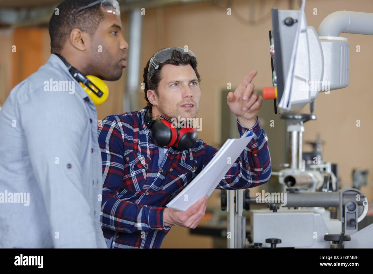 Men looking at computer screen hi-res stock photography and images - Alamy