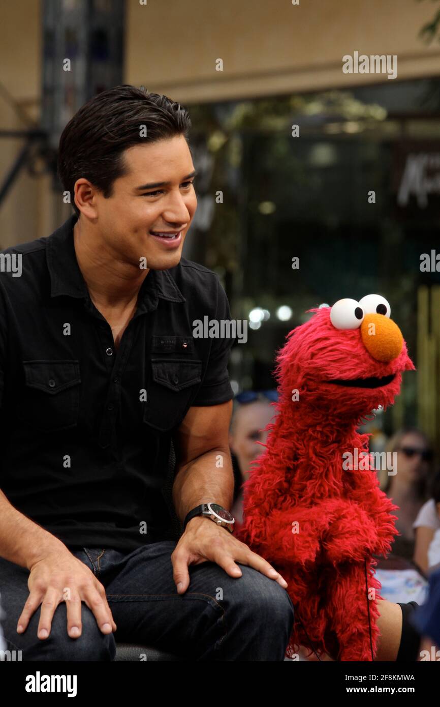 Mario Lopez & ELMO ,Promoting Elmo's new book, West Hollywood, CA Sept ...