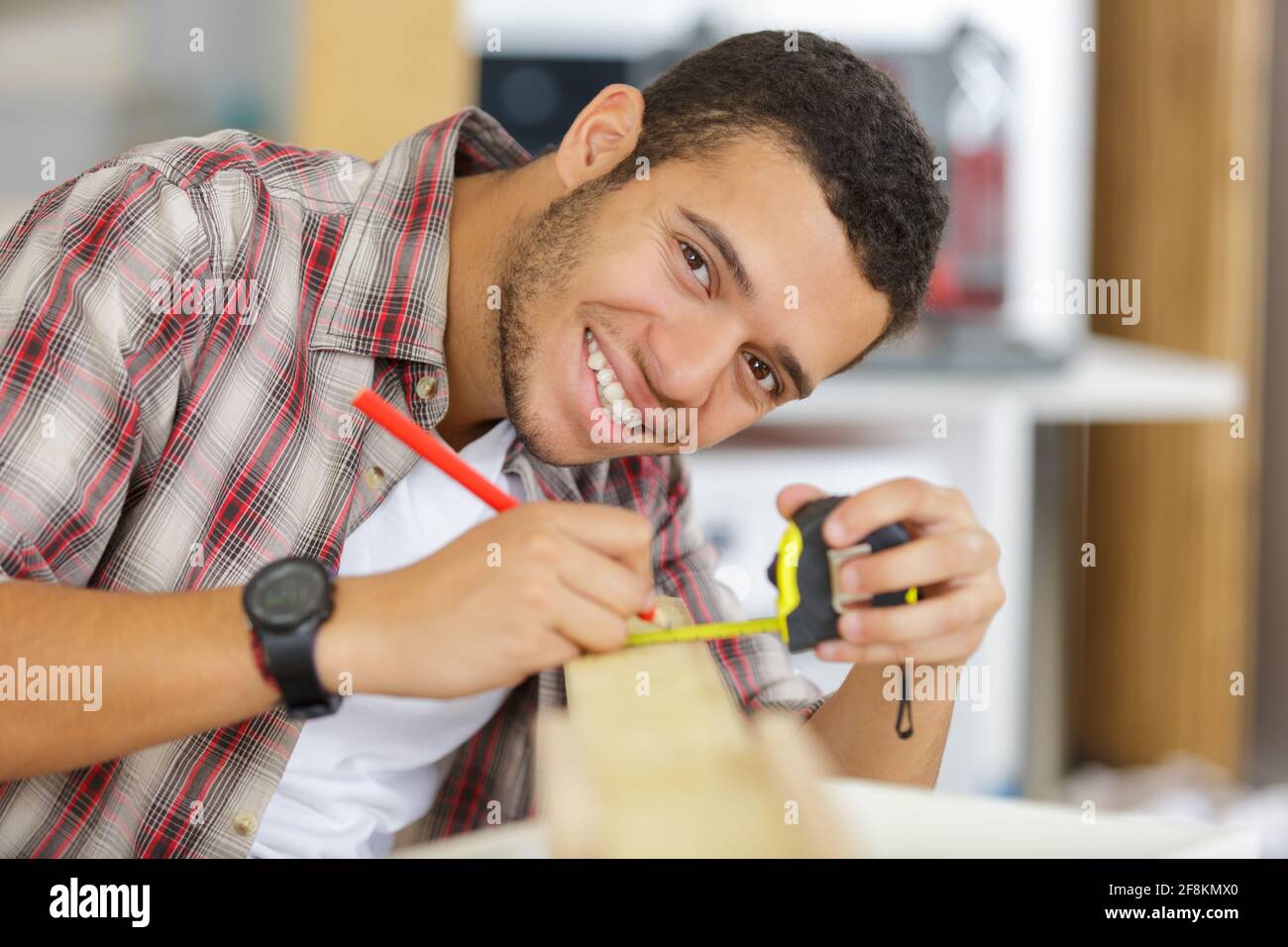 man measuring wood on saw Stock Photo - Alamy