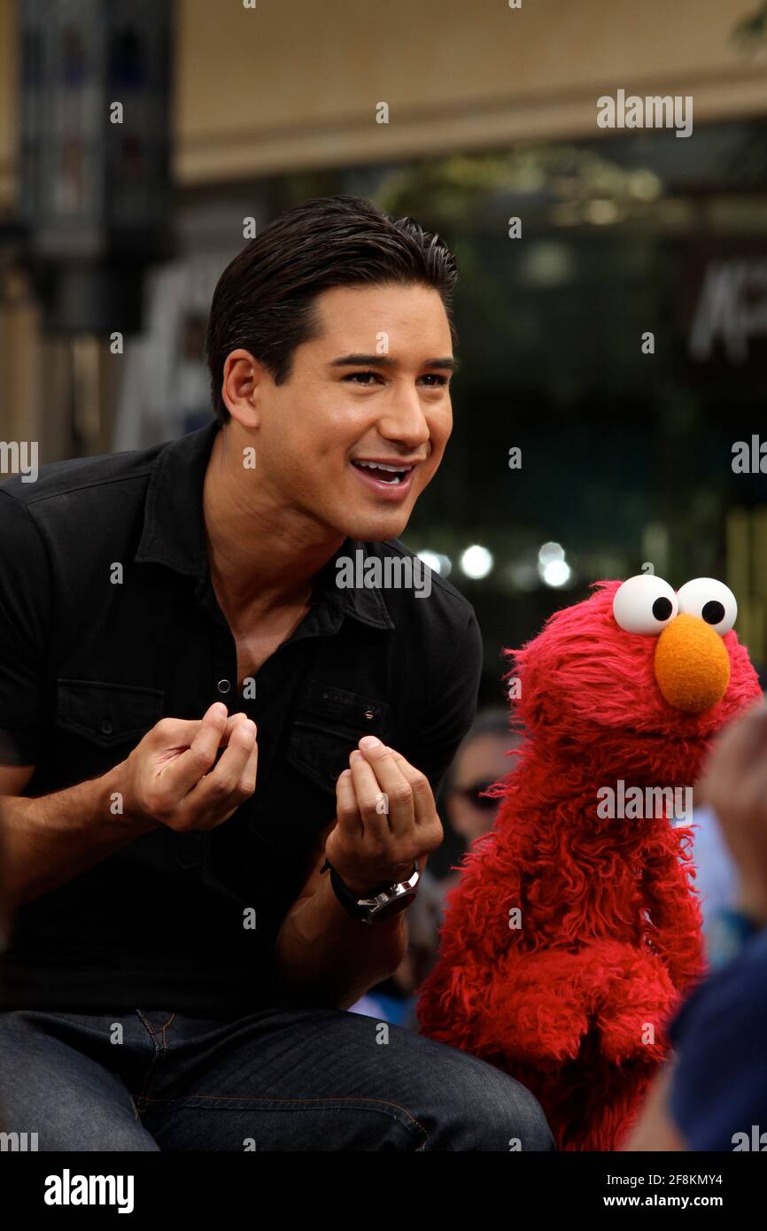 Mario Lopez & ELMO ,Promoting Elmo's new book, West Hollywood, CA Sept ...