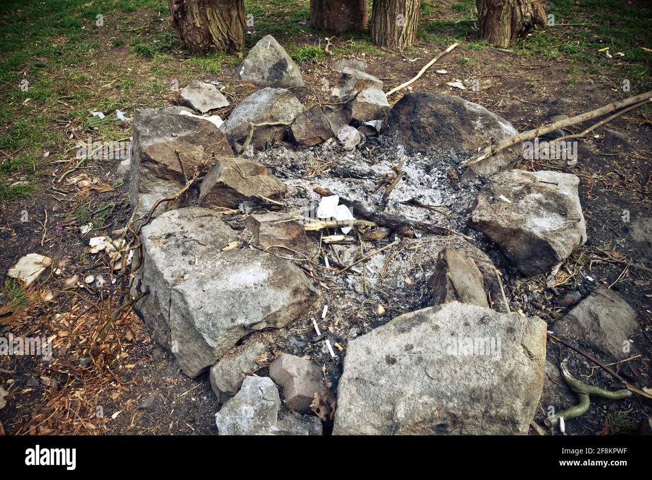 stones in circle of an exhausted campfire Stock Photo - Alamy