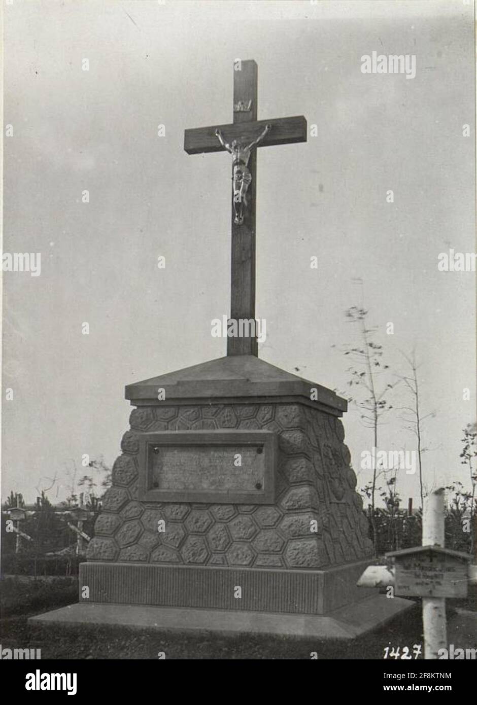 Russian russian russian graves monuments hi-res stock photography and ...