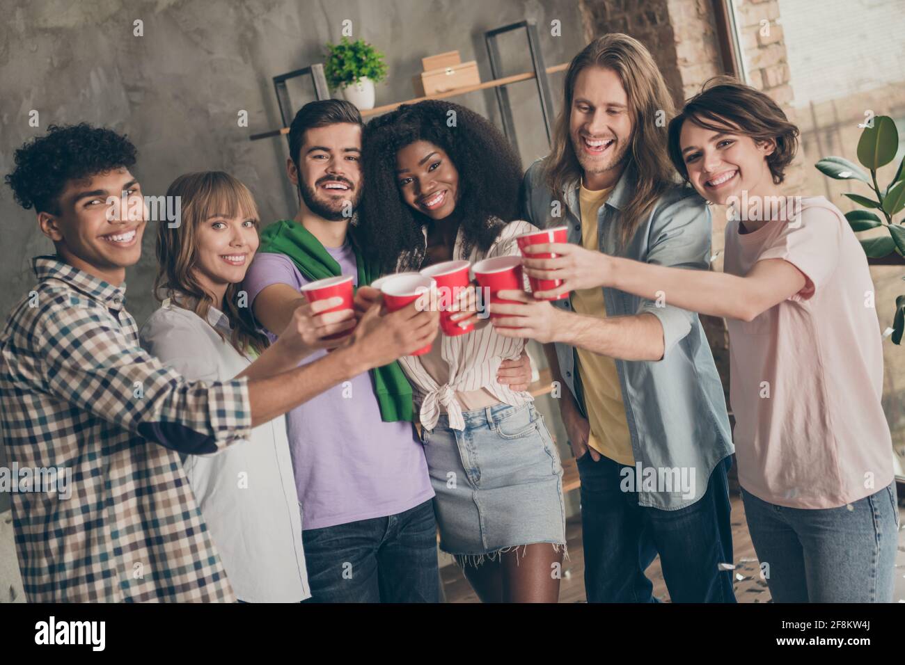 Photo portrait of students overjoyed happy drinking beer telling toast ...