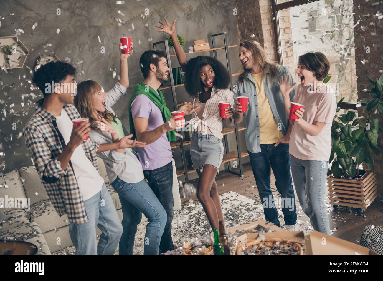 Photo portrait of students overjoyed happy drinking beer laughing at ...