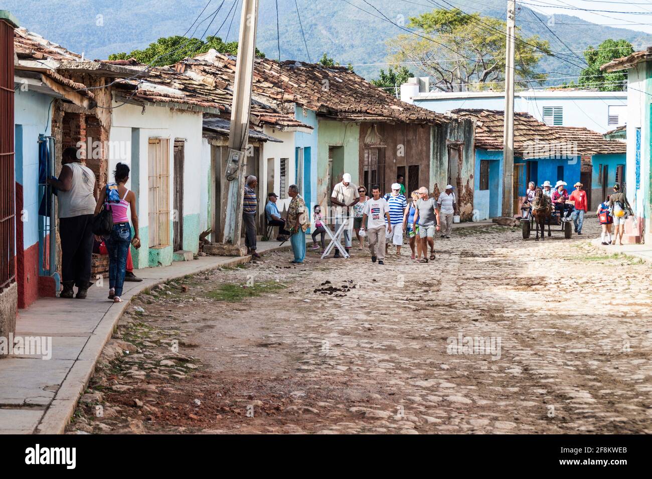 Cuban poverty in trinidad street hi-res stock photography and images ...