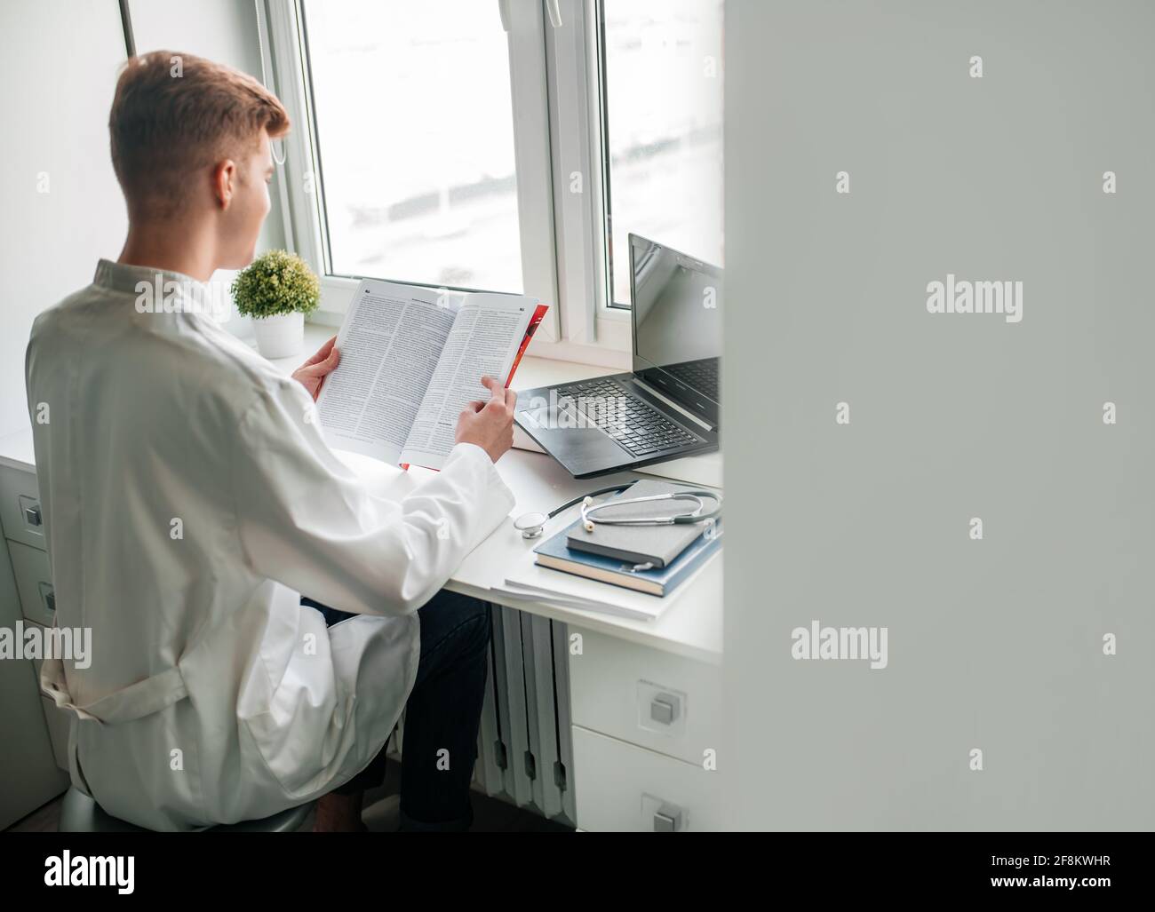 Doctor student hi-res stock photography and images - Alamy