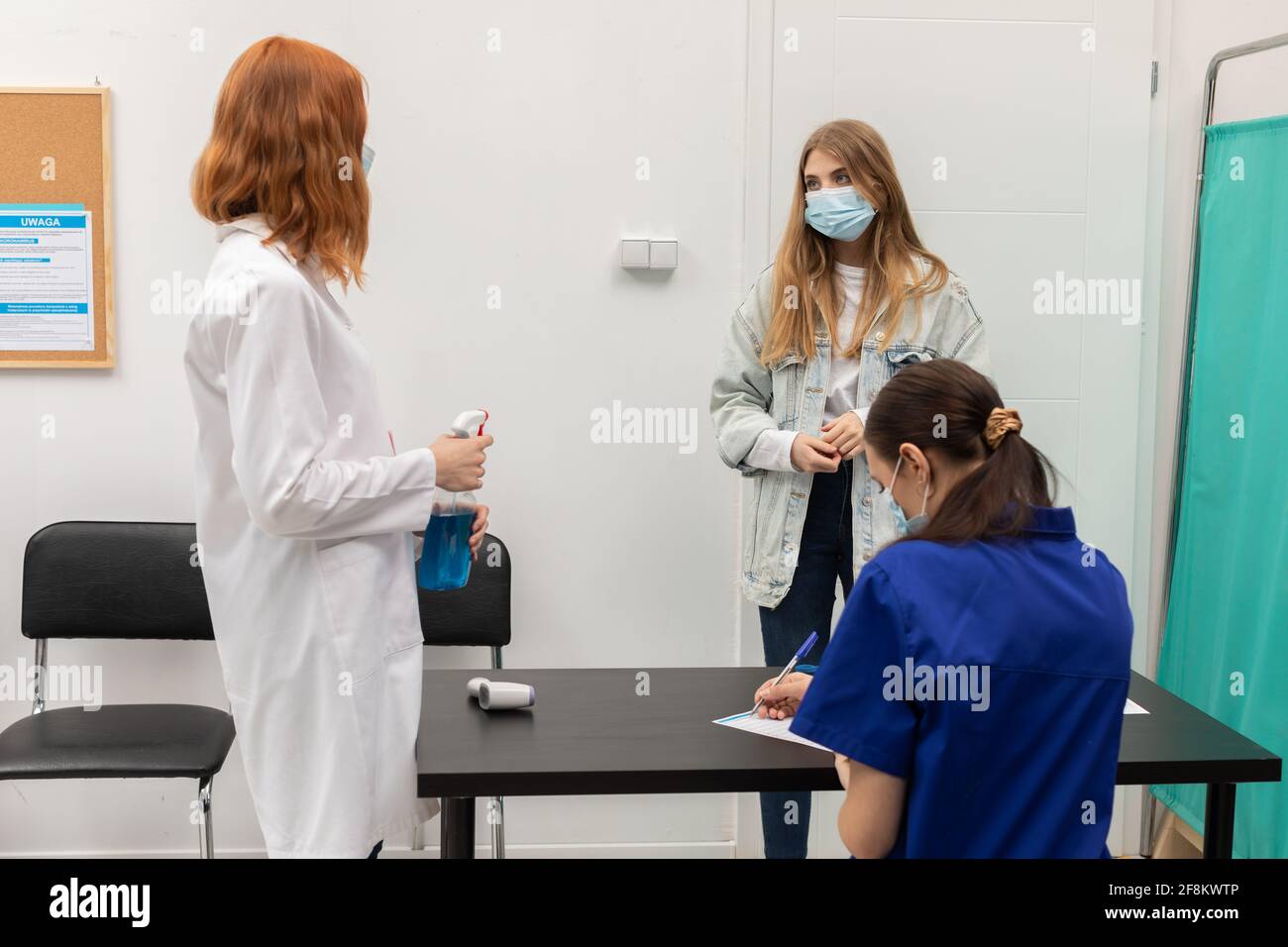 Nurse checking patient notes hi-res stock photography and images - Alamy
