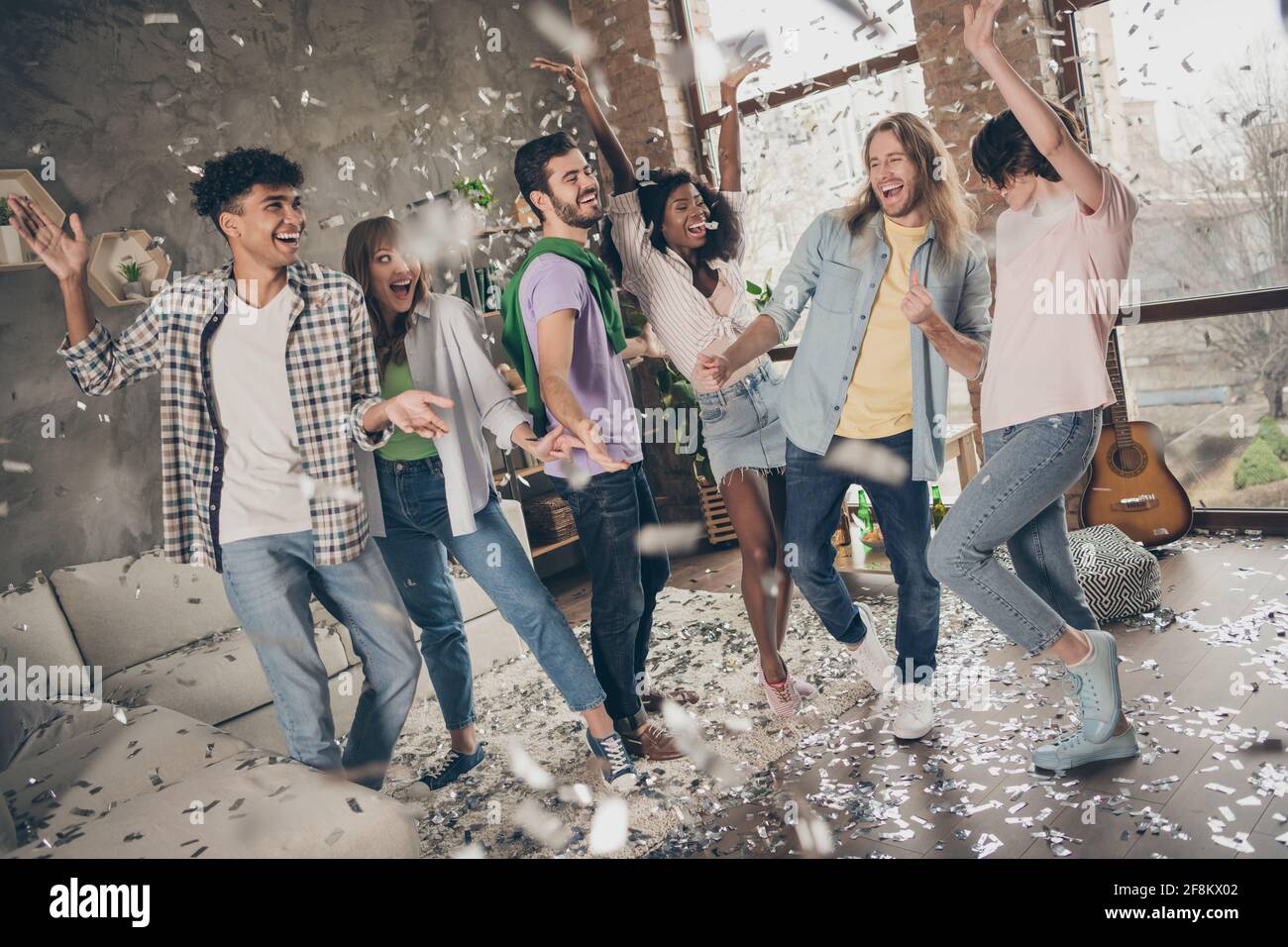 Photo portrait of company dancing happy laughing together at party with ...