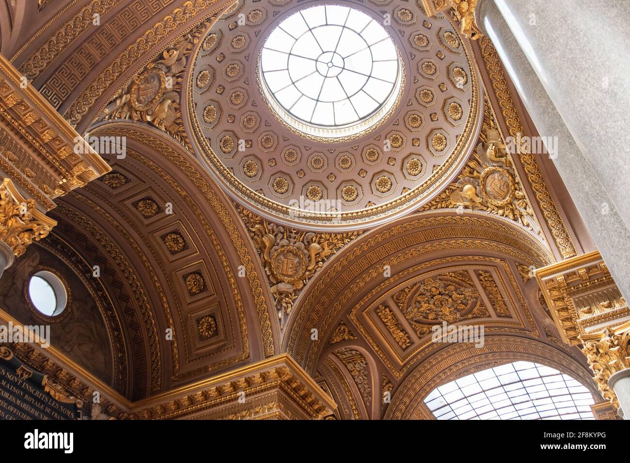 Low angle shot of a golden baroque building Stock Photo - Alamy
